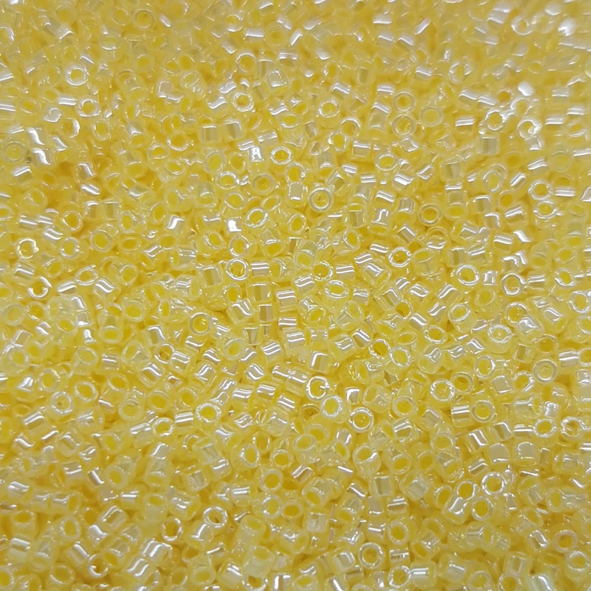 Amarillo perlado 976 (DB-233) – piedrasymostacillas.com.co